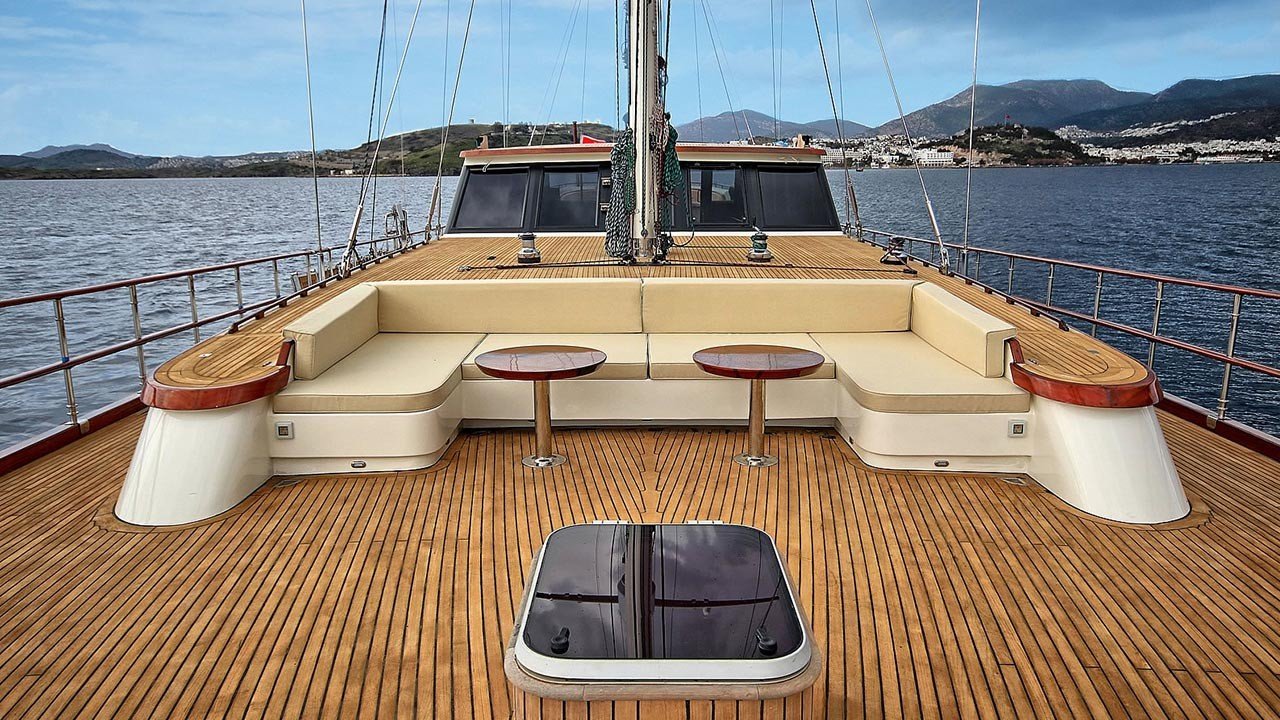 Dragonfly Yacht Charter Details, Custom | CHARTERWORLD Luxury Superyachts